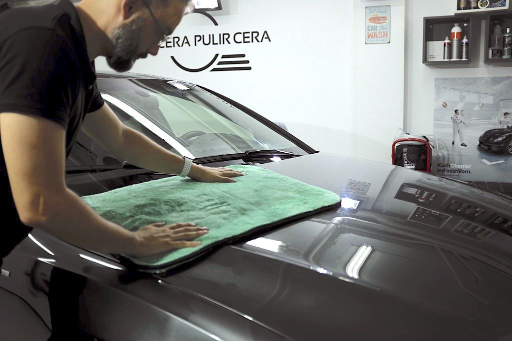 Evita arañar la pintura. 2 Técnicas para secar el coche correctamente